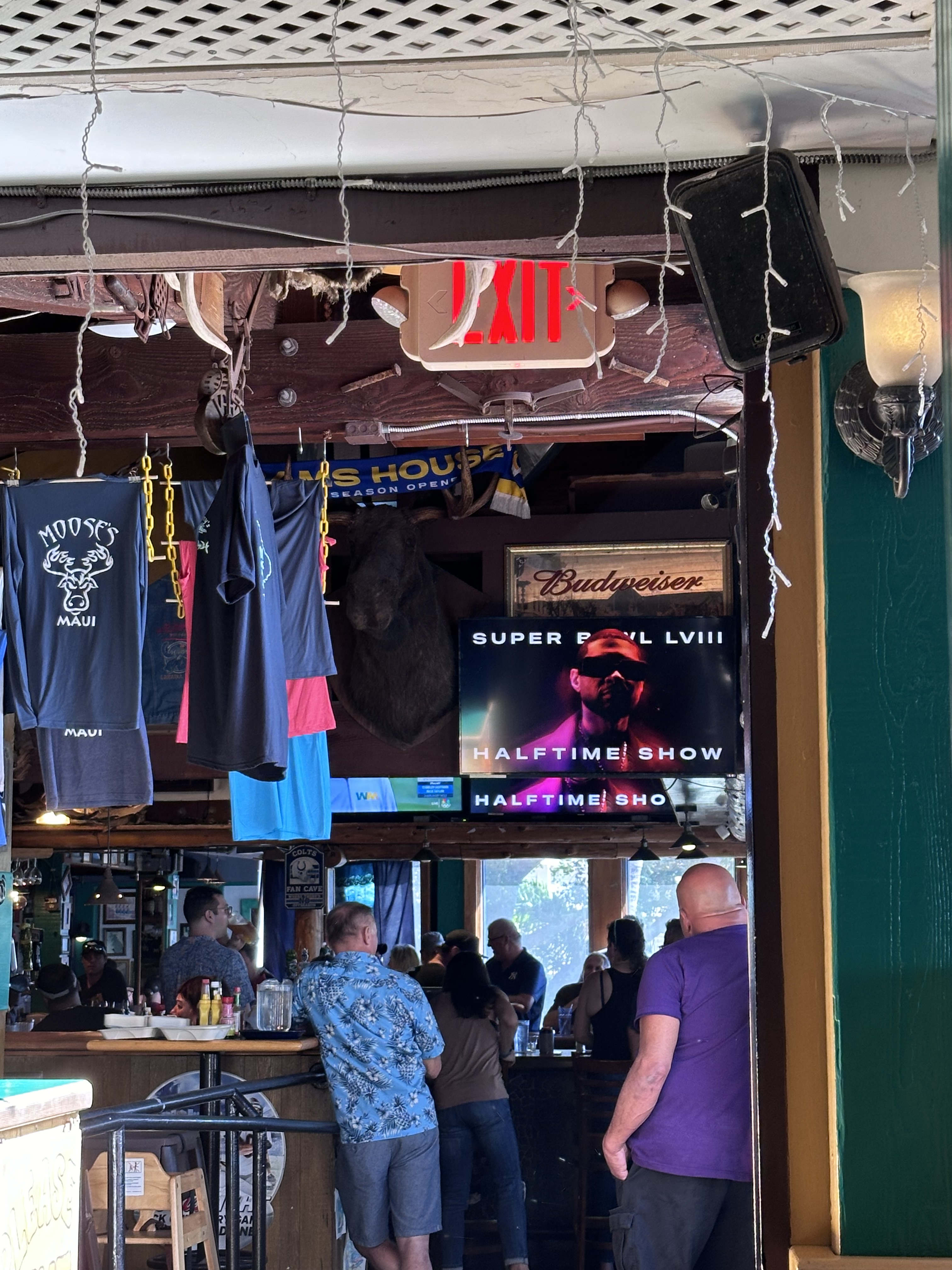 Eating at Moose McGillycuddy’s – Christian M. Kealohanui